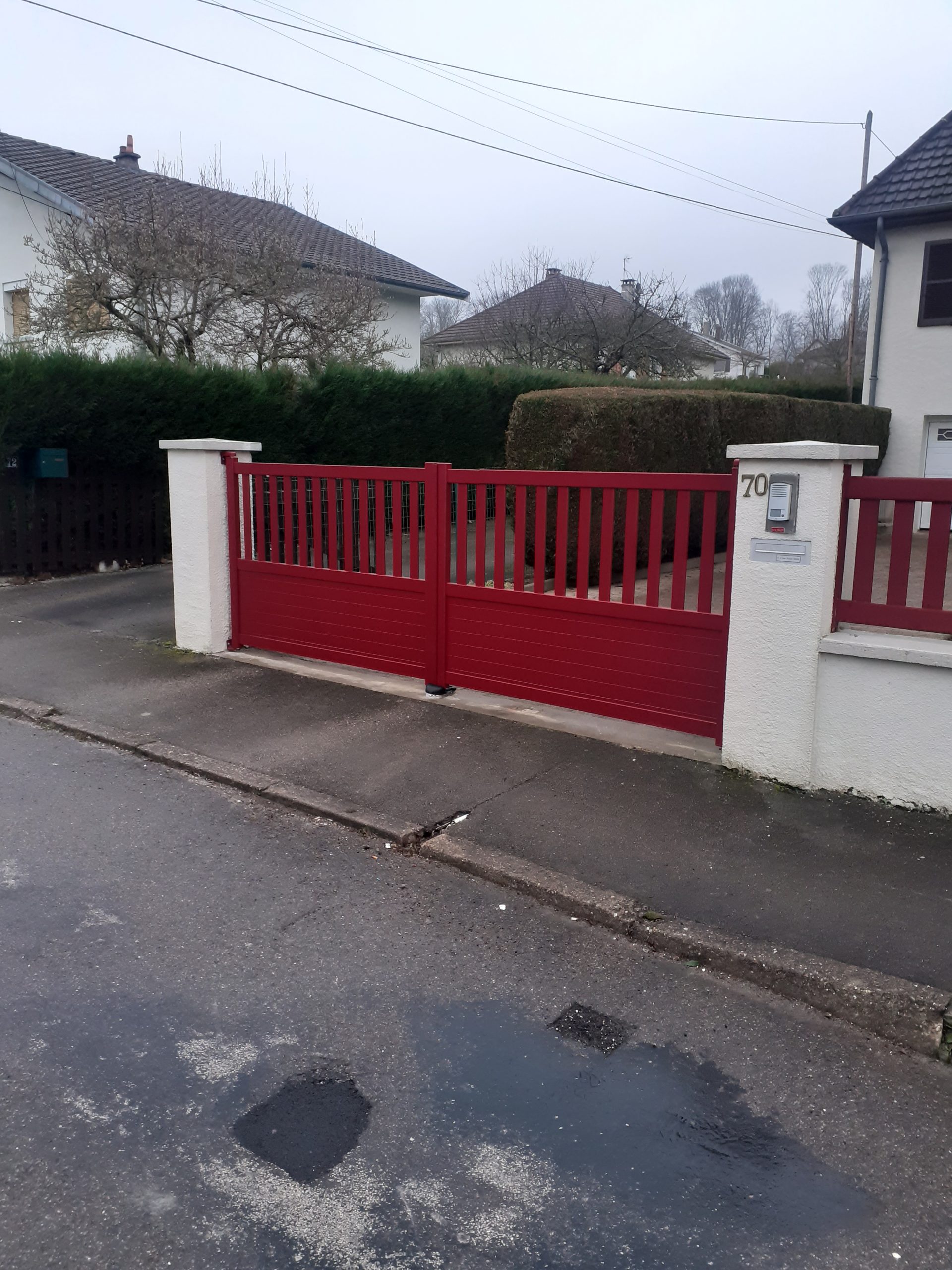 Fourniture et pose d’un portail battant motorisé | Techno Logis 25